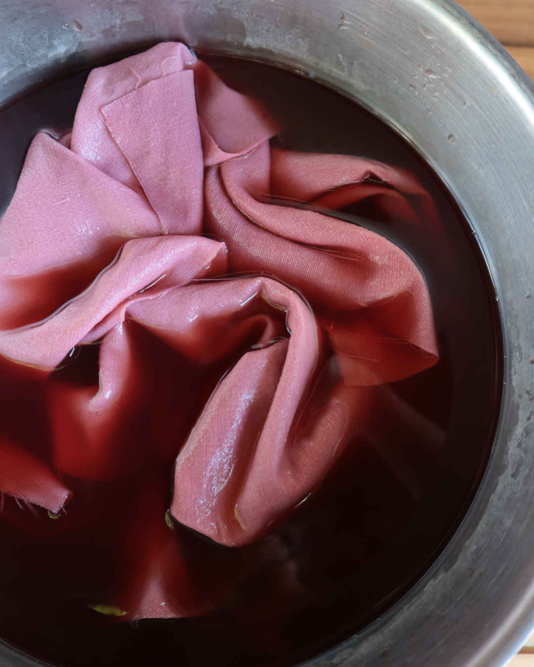 Stoffe färben mit Naturmaterialien | Anleitung